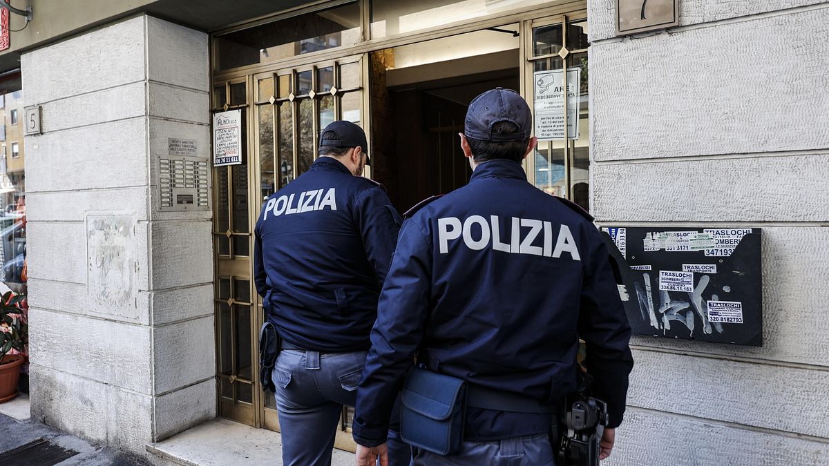 Fotogallery - Roma, uccide la moglie con una coltellata durante una lite in casa: arrestato