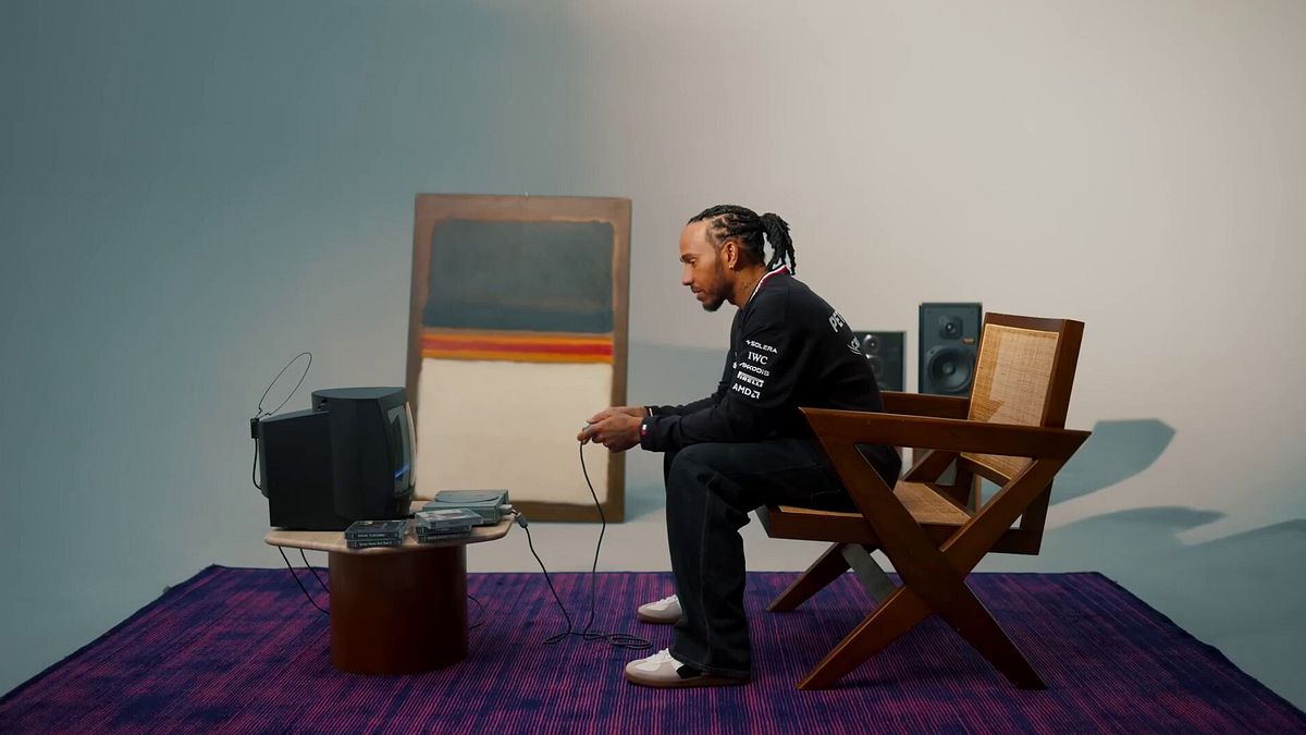 Videogiochi: Lewis Hamilton gioca con una vecchia PlayStation