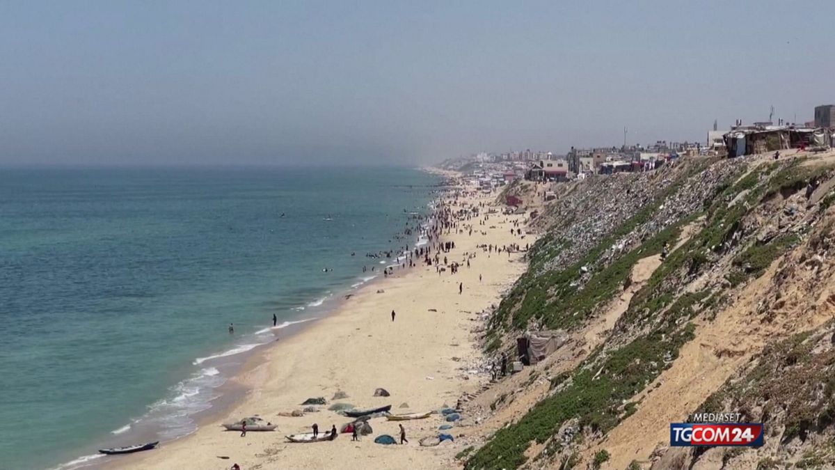 Gaza, le immagini dei cittadini in spiaggia e la pressione su Netanyahu