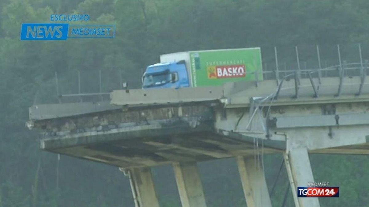 Genova, parla il conducente del camion simbolo del crollo: "Io vivo per ...