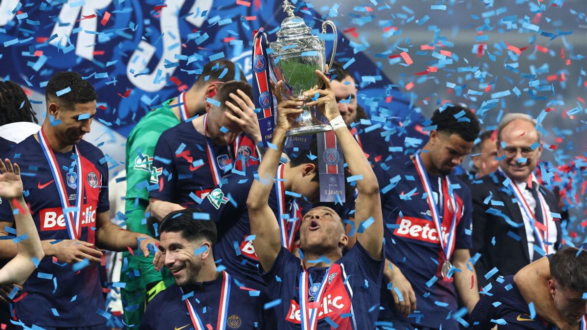 Psg: Mbappé saluta con un trofeo