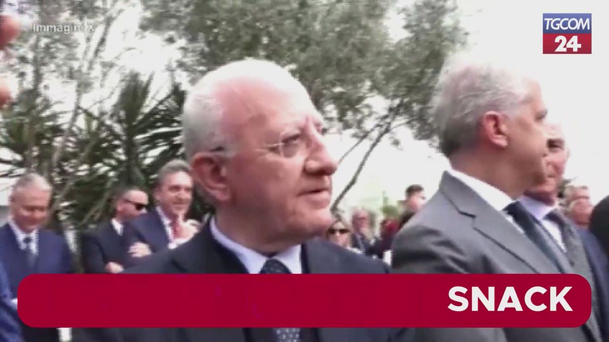 "Sono quella str***a della Meloni", così il premier saluta De Luca