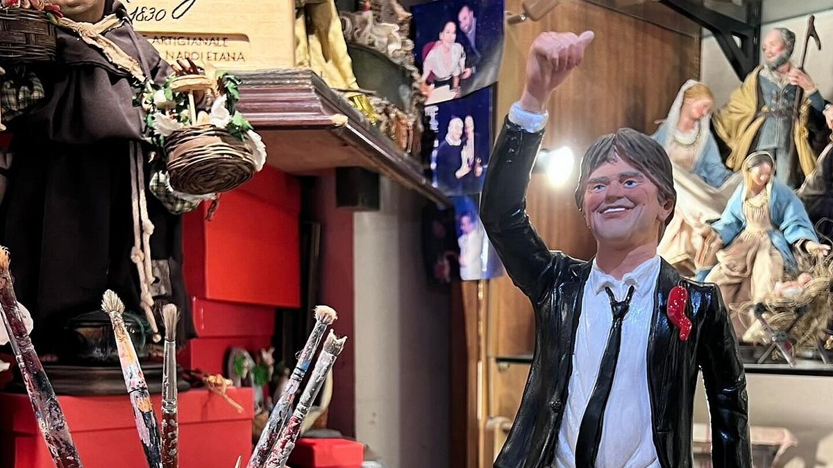 Antonio Conte è già a Napoli: la statuetta compare da Di Virgilio