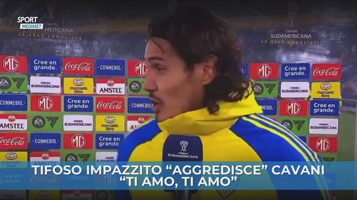 Tifoso impazzito "aggredisce" Cavani "Ti amo, ti amo" - SportMediaset