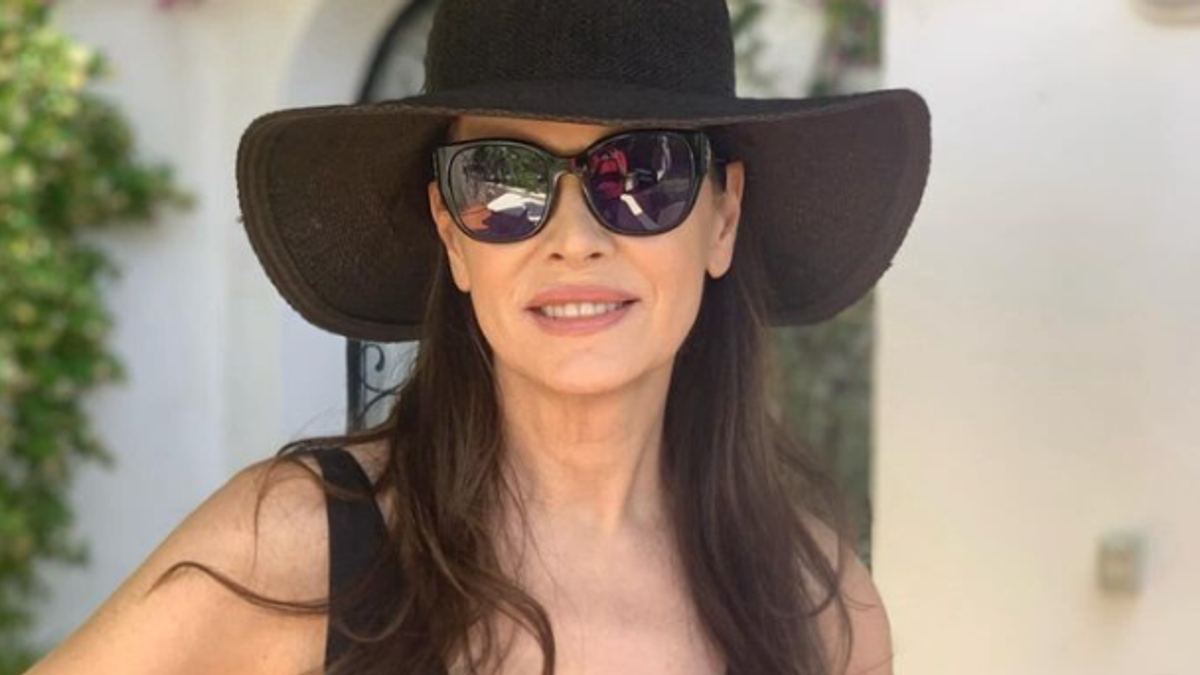 Elena Sofia Ricci bellissima in costume a 62 anni