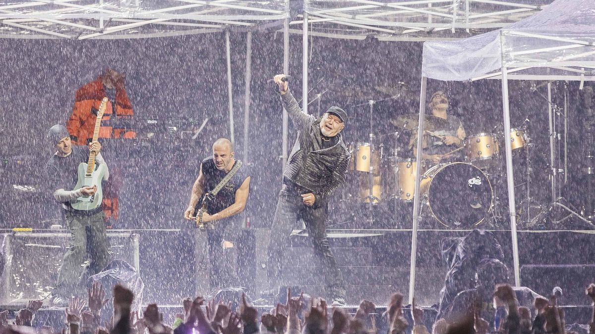 Bomba d'acqua a San Siro durante il concerto di Vasco Rossi