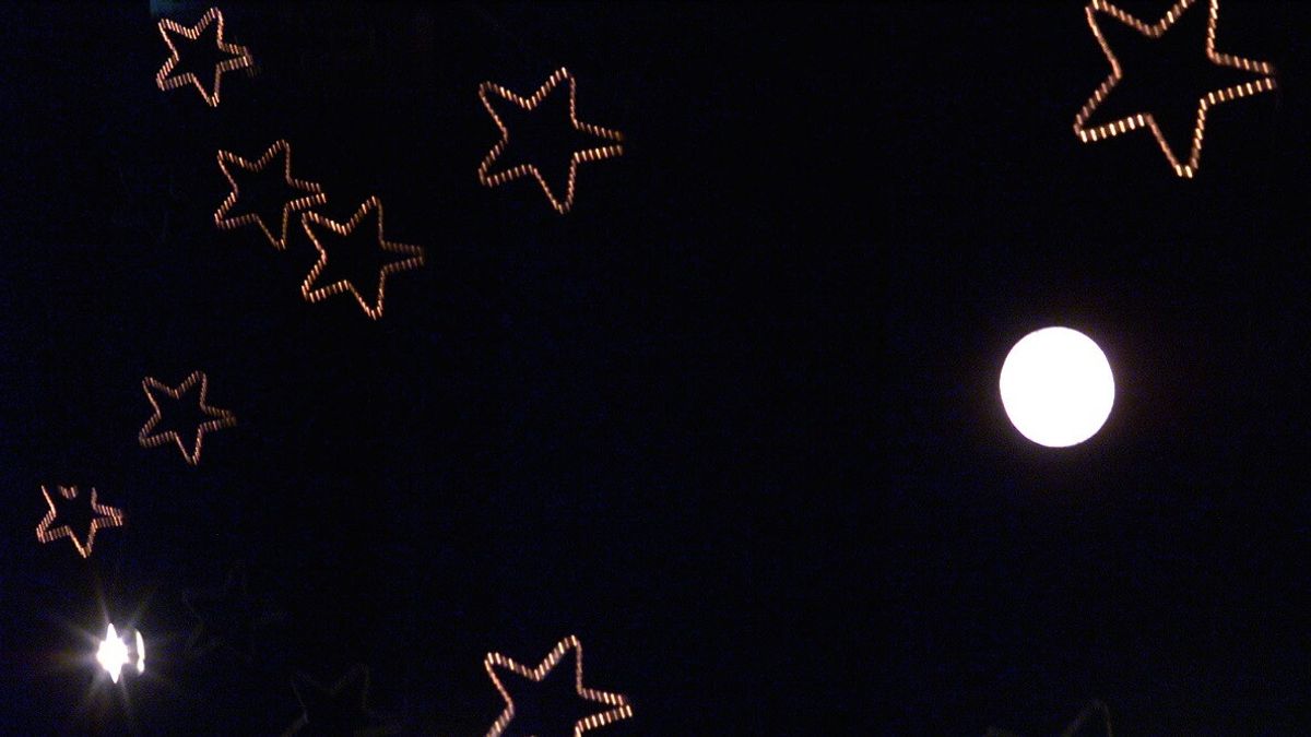 Bacio cosmico tra Luna e Stella Spica: spettacolo a occhio nudo