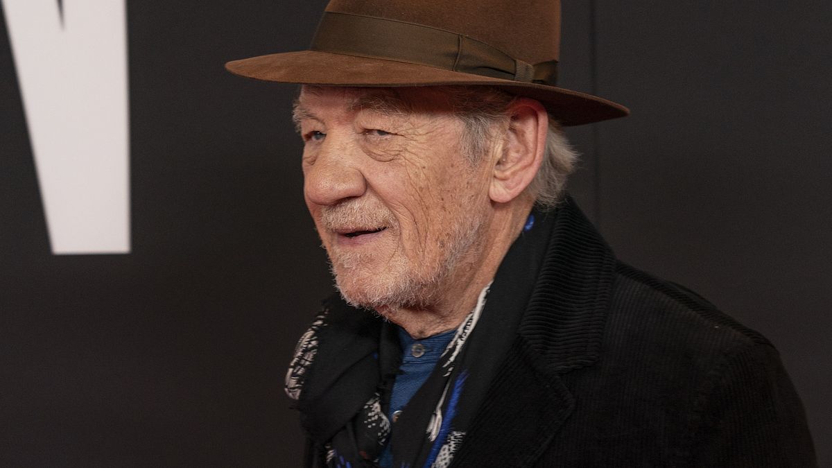 Ian McKellen cade dal palco mentre recita a teatro: ricoverato