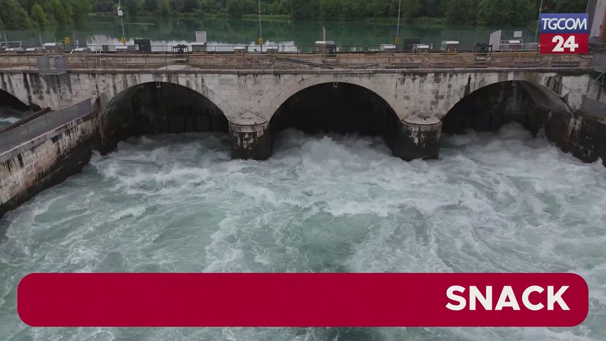 Lago di Garda a rischio esondazione: le immagini dal drone