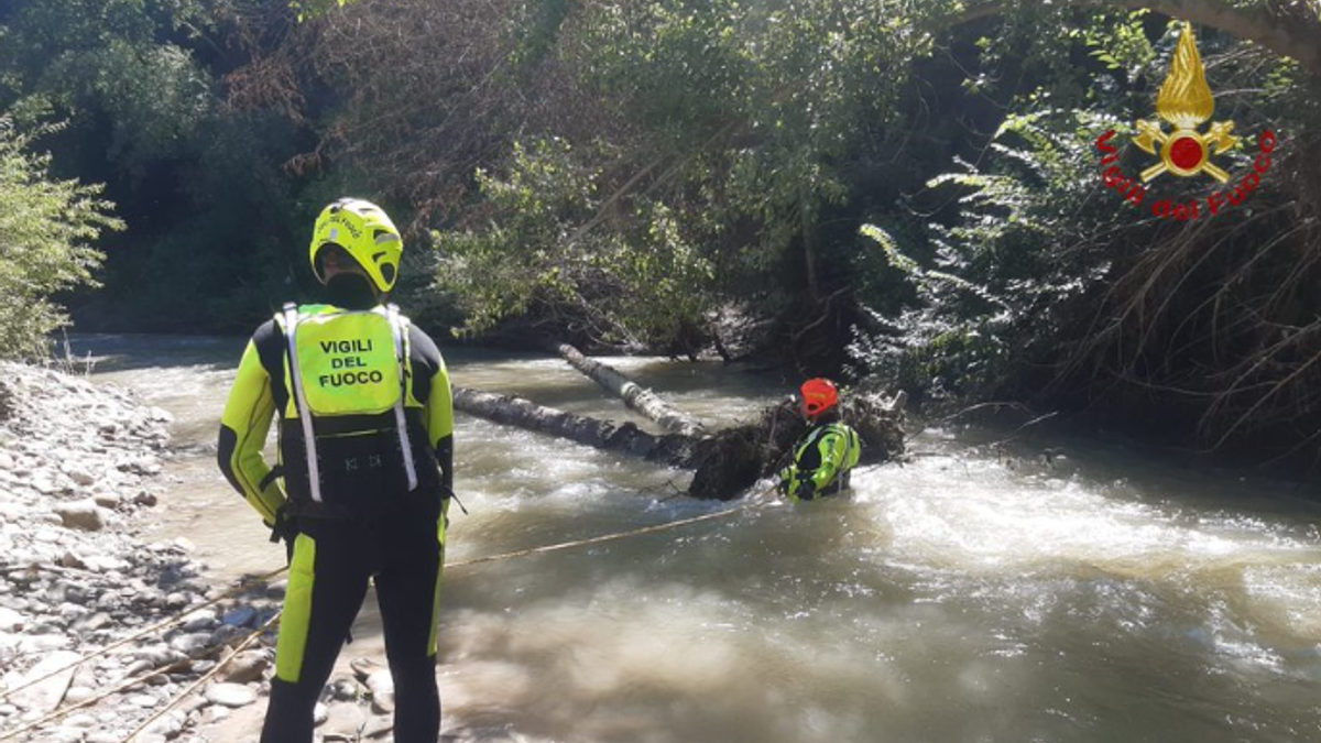Ravenna, il fiume Lamone si ingrossa e si aggrappano a un tronco