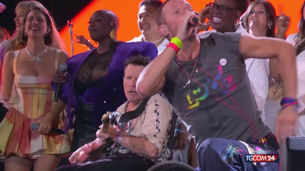 Michael J. Fox suona a sorpresa sul palco con i Coldplay Michael J. Fox suona a sorpresa sul palco con i Coldplay