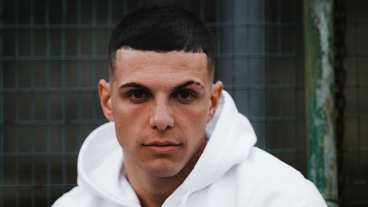 Dopo "Popolari", Rhove pubblica tre brani dal sapore estivo