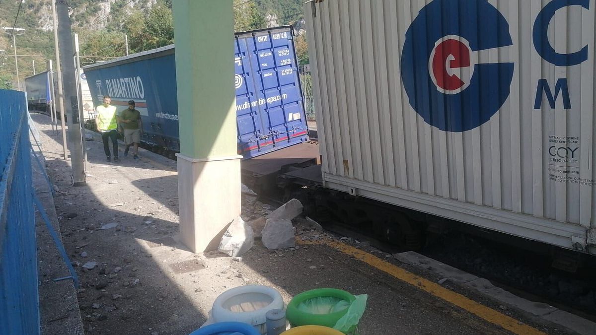 Treno merci svia alla stazione di San Severino di Centola (Salerno), ritardi e disagi