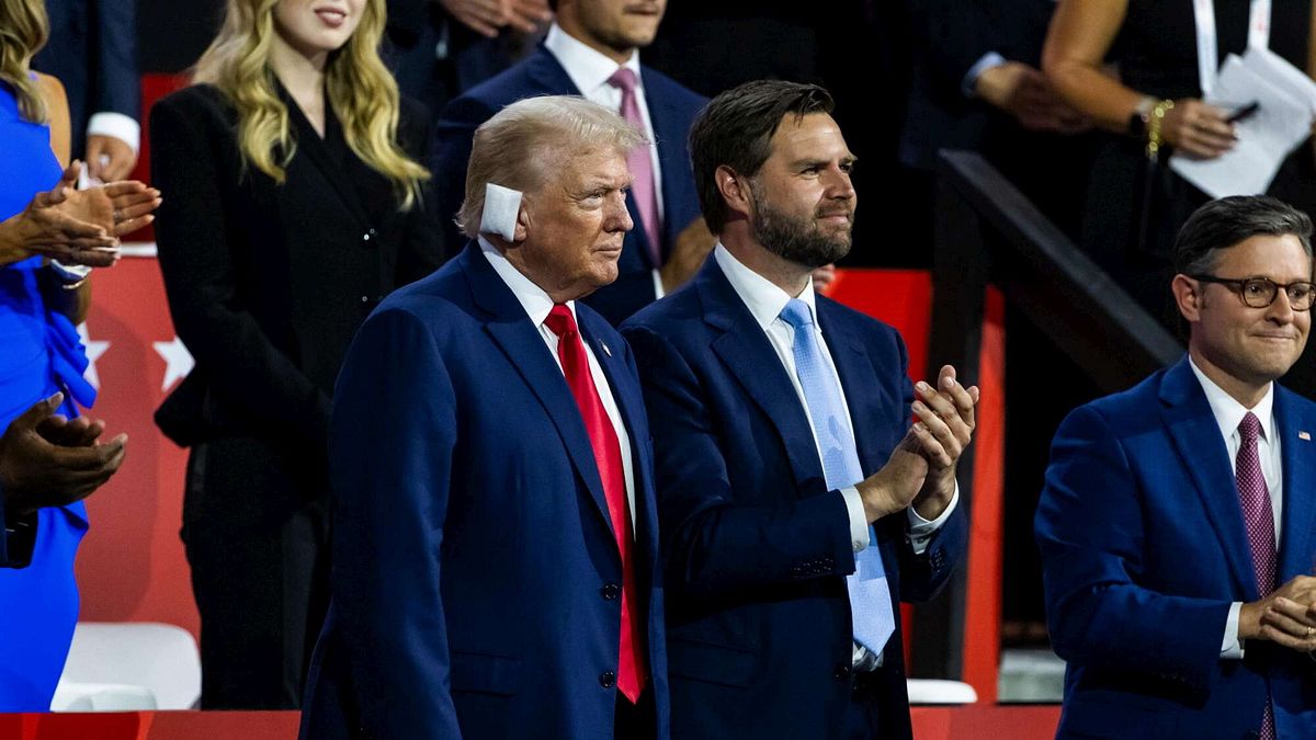 Trump con l'orecchio fasciato alla convention repubblicana: standing ...