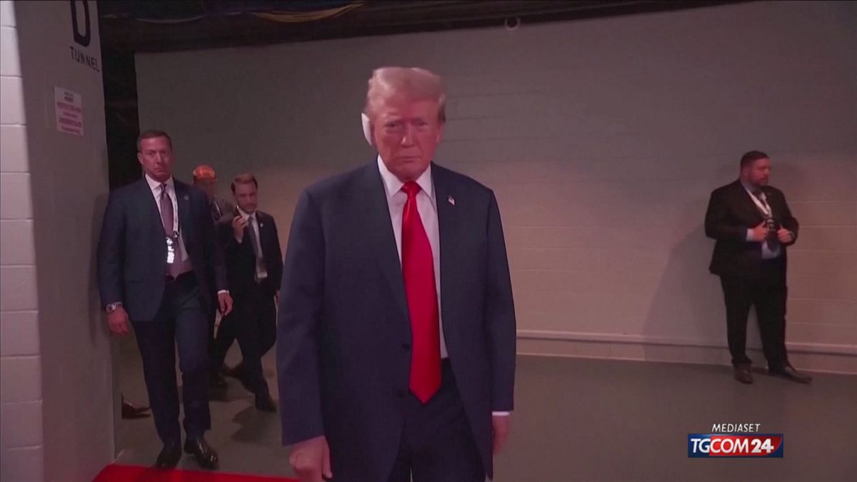 Trump (con orecchio fasciato) a Milwaukee: standing ovation