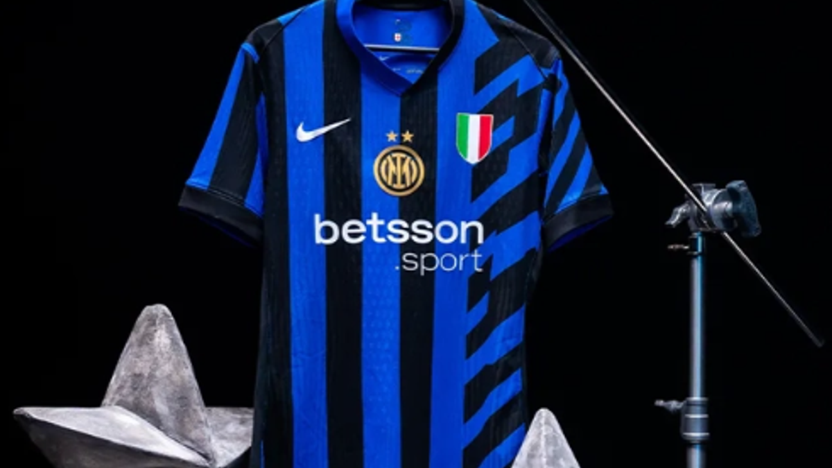 Ufficiale: ecco la nuova maglia dell'Inter con le due stelle e lo scudetto
