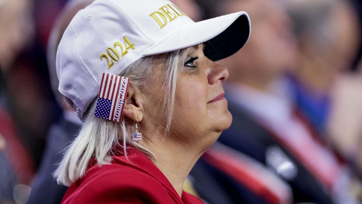 La benda all'orecchio: il nuovo segno pro Trump