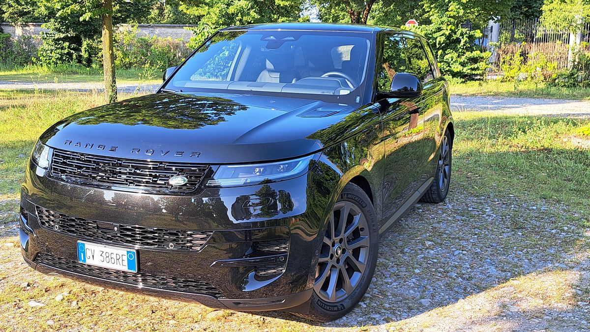 Range Rover Sport Dark Edition, la versione in smoking della Regina ...