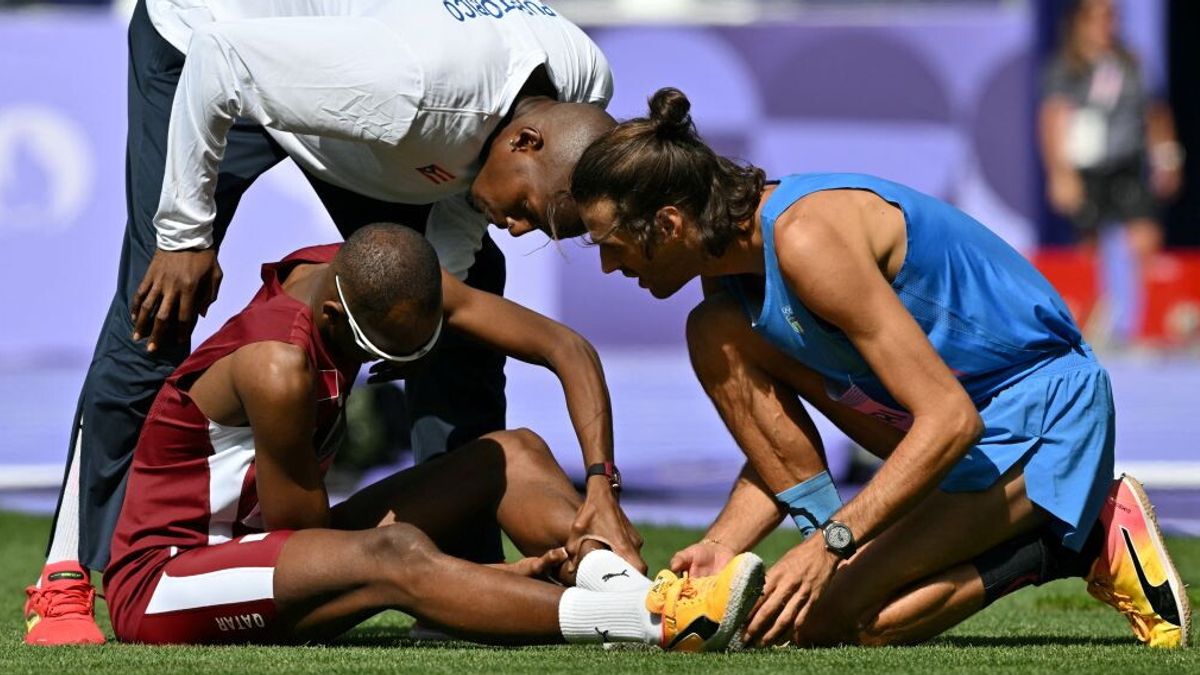Tamberi cuore d'oro, soccorre Barshim dopo l'infortunio: le FOTO