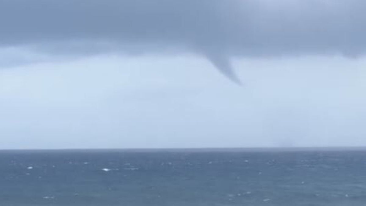 Sardegna, tromba d'aria all'Isola Rossa: bagnanti in fuga