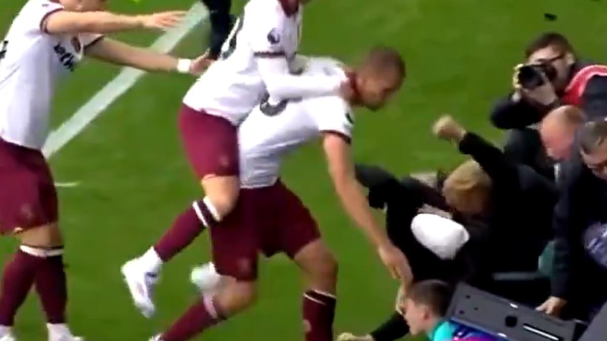 Soucek, la giocata più bella: salva il raccattapalle intrappolato sotto ...