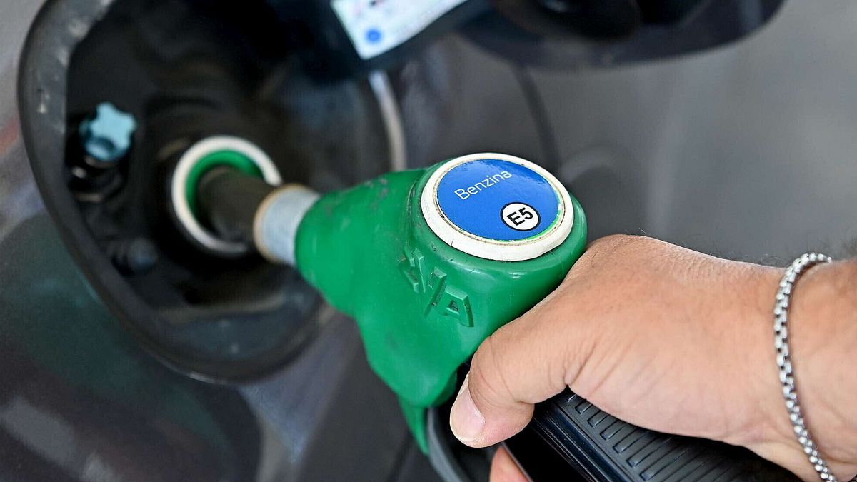 La benzina verde a 1,811 al litro: è il minimo da gennaio