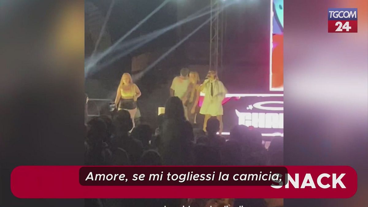 Dal pubblico le urlano di spogliarsi, ecco come reagisce Chadia Rodriguez