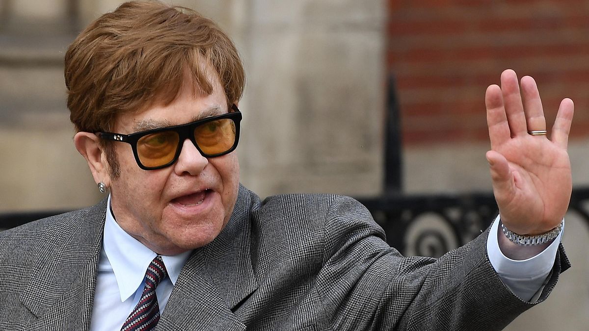 Elton John: "Ho la vista limitata da un occhio"