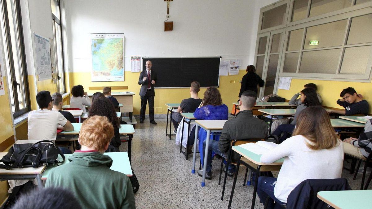 Stretta sugli smartphone, ritorno dei voti alle elementari, educazione ...