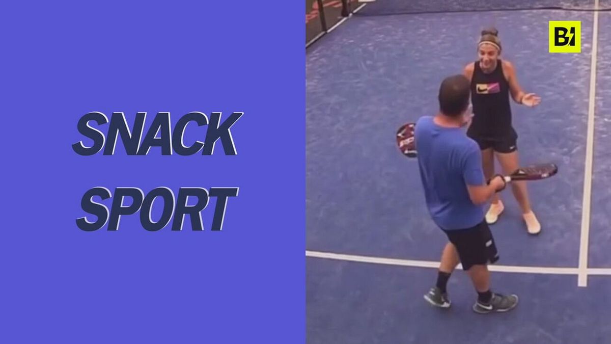 Sara Errani "sbotta" con il suo coach durante una partita di padel ...