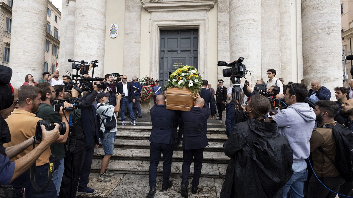 Funerali Luca Giurato: applausi all'arrivo del feretro