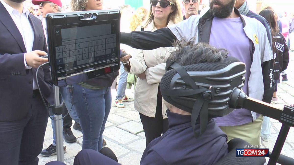 Matera, malato di Sla torna a visitare i Sassi in carrozzina