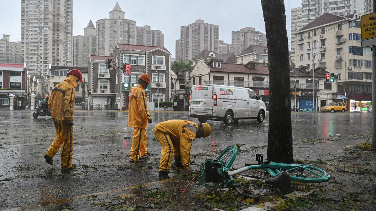 Il tifone Bebinca arriva su Shanghai: evacuazioni e stop ai voli