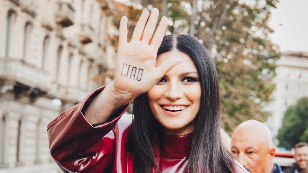 Laura Pausini presenta "Ciao" girando per Milano in pullman