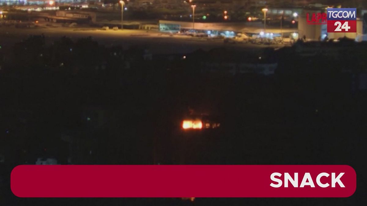 Libano, forti esplosioni nella notte vicino all'aeroporto di Beirut Libano, forti esplosioni nella notte vicino all'aeroporto di Beirut