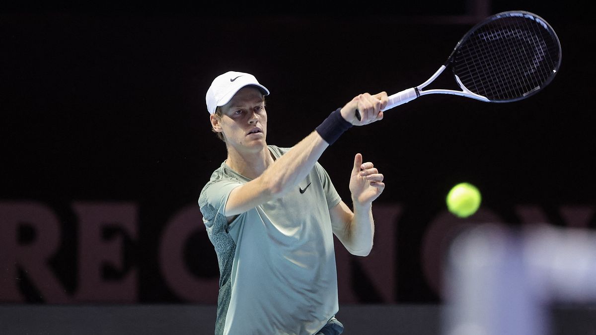 Tennis, 6 Kings Slam: Sinner batte Djokovic e vola in finale