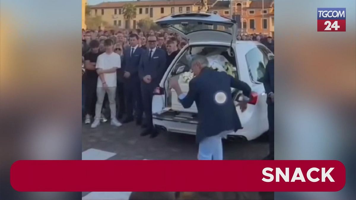 Il nonno balla la techno al funerale del nipote 15enne