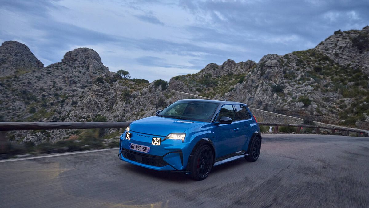 Alpine A290, la hot hatch compatta elettrica al suo debutto su strada