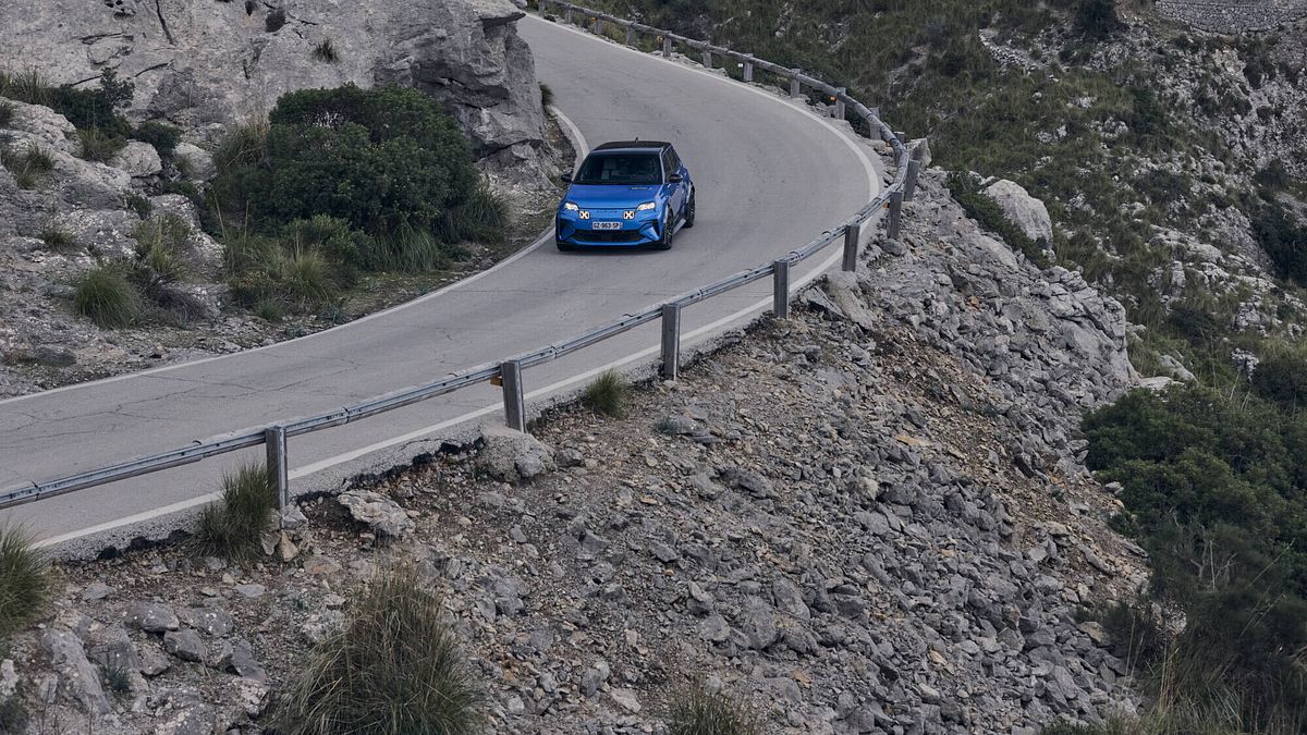 Alpine A290, la hot hatch compatta elettrica al suo debutto su strada