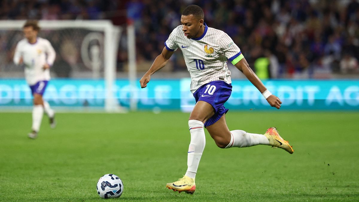 Mbappé non pensa alla Francia: gara sui go-kart insieme a Hazard