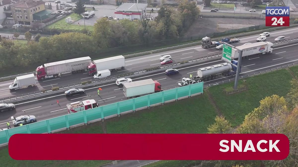 Padova, incidente tra un furgone e due mezzi pesanti sull'A4: un morto Padova, incidente tra un furgone e due mezzi pesanti sull'A4: un morto