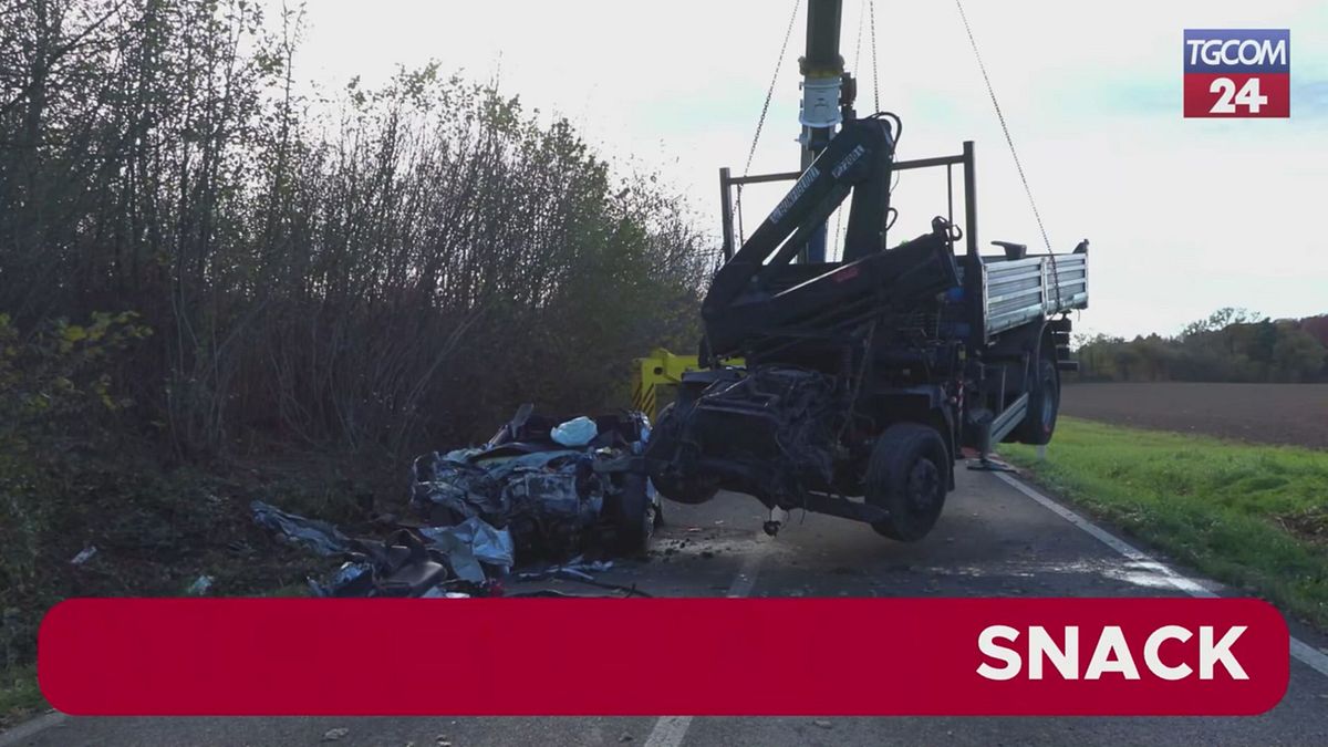 Incidente mortale nel Varesotto, scontro tra auto e camion a Venegono Incidente mortale nel Varesotto, scontro tra auto e camion a Venegono