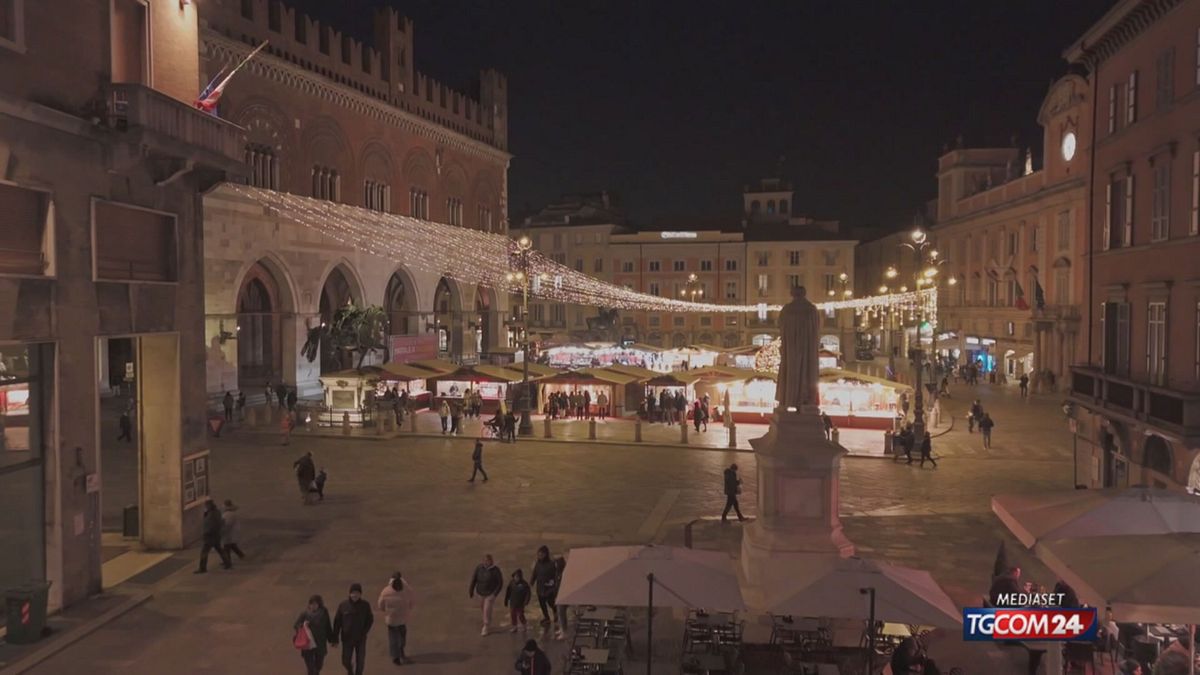 A Natale manca un mese, ma mercatini già presi d'assalto A Natale manca un mese, ma mercatini già presi d'assalto