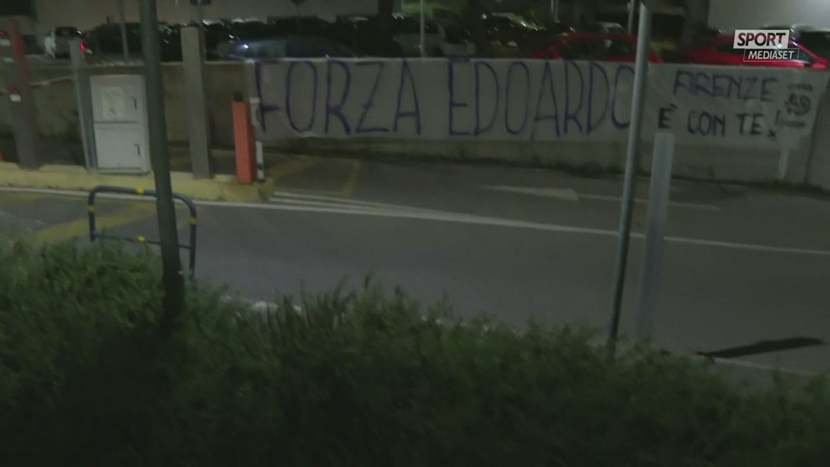 Lo striscione per Bove: "Forza Edoardo, Firenze è con te"