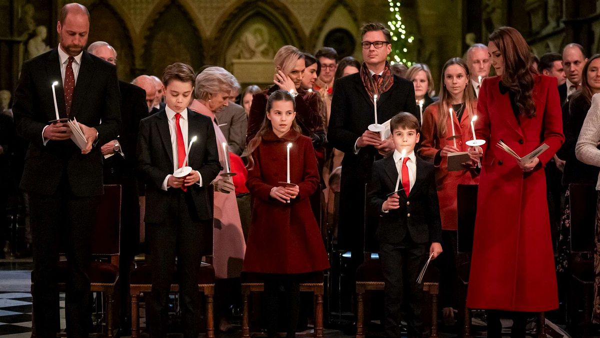 Kate Middleton con la royal family ai canti di Natale nell'Abbazia di ...