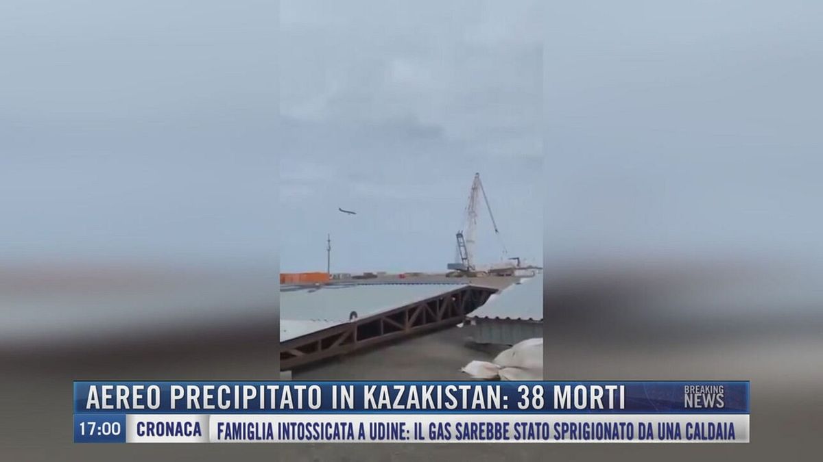 Breaking News delle 17.00 | Aereo precipitato in Kazakistan: 38 morti ...