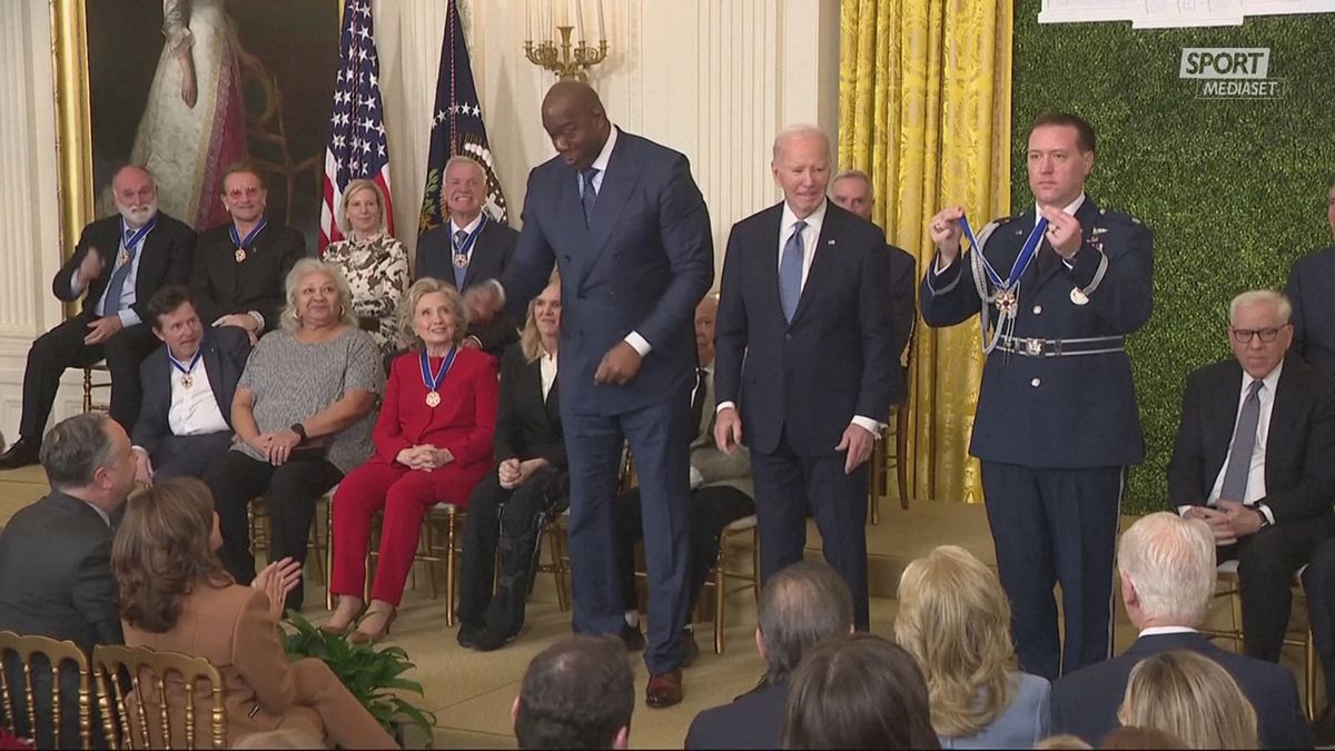 Il presidente Biden premia Magic Johnson e...