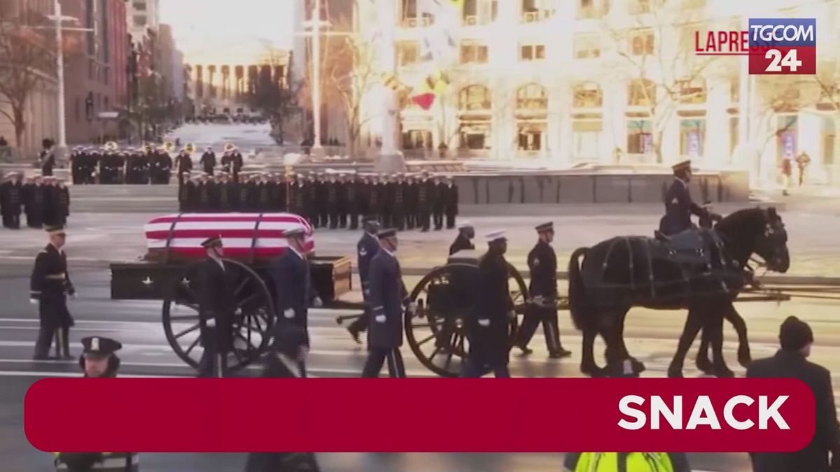 Jimmy Carter, la salma trainata da un cavallo: la lunga processione a ...