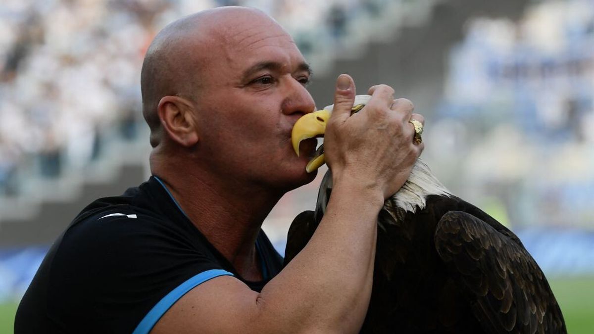 Lazio, foto e commenti intimi sui social: licenziato il falconiere Bernab
