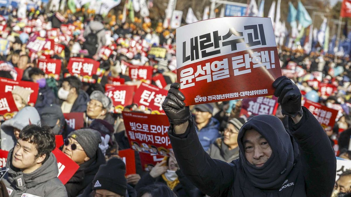 Corea del Sud, irruzione sostenitori Yoon in tribunale dopo convalida ...